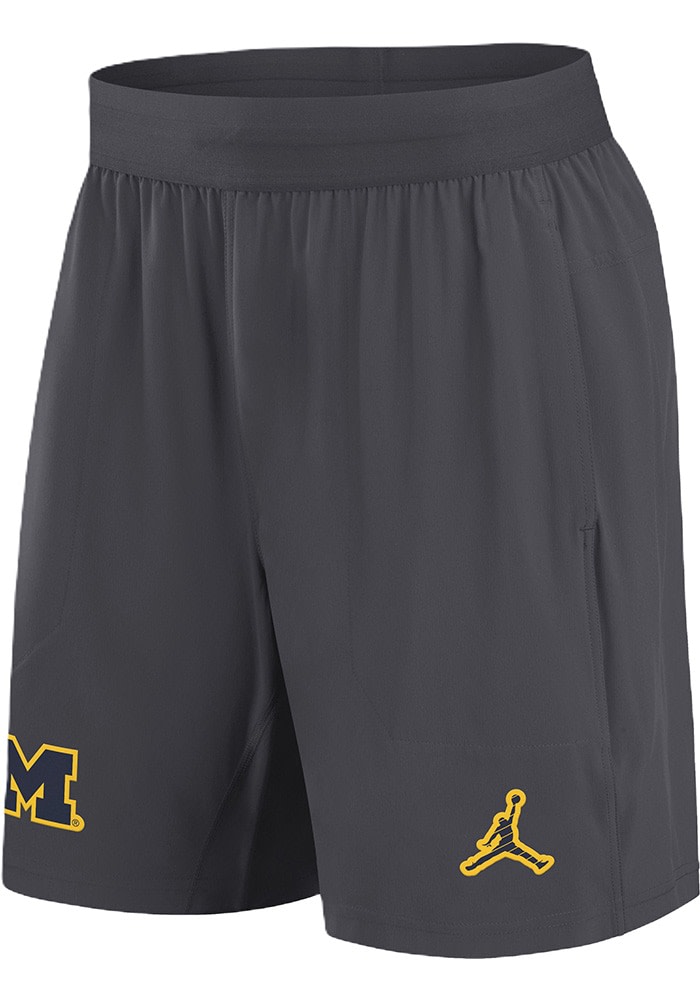 Nike Mens ANTHRACITE Michigan Wolverines Sideline Design Shorts - 173204292